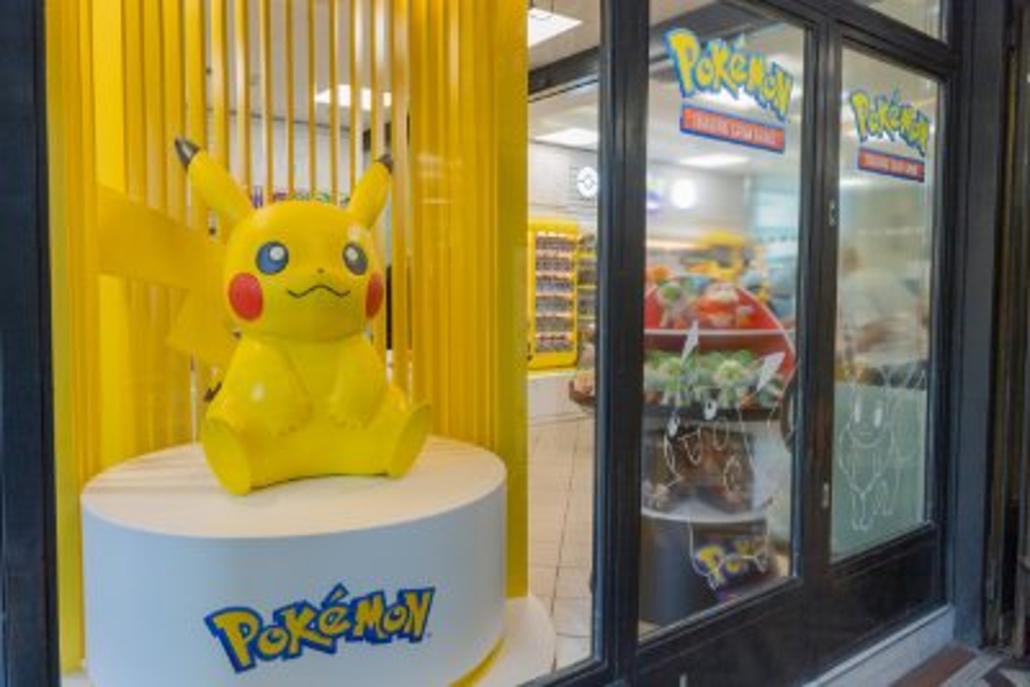 Luxor otevřel Pokémon store v Praze na Václavském náměstí - BOOKHOUSE.cz